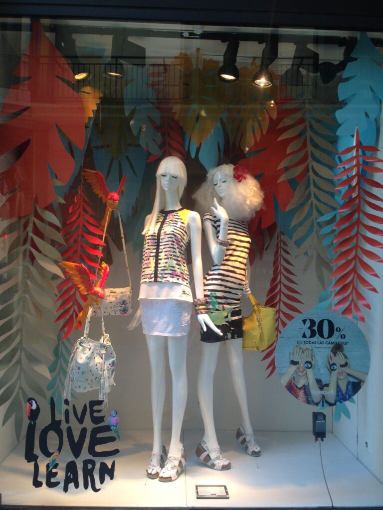 Escaparatismo escenográfico, la última tendencia en escaparates | Perú ...