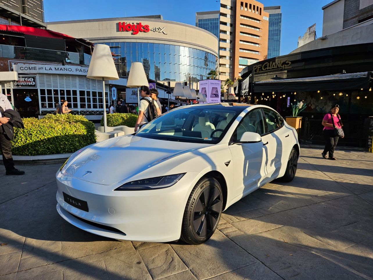 Tesla inauguró su primera tienda en Chile: Estos son los precios y ...