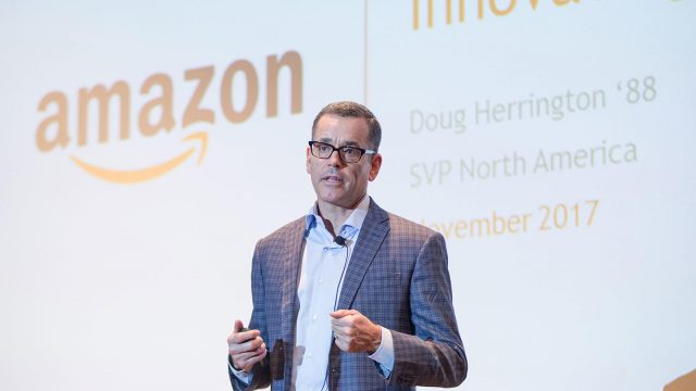Amazon se reorganiza y designa a nuevo CEO minorista global