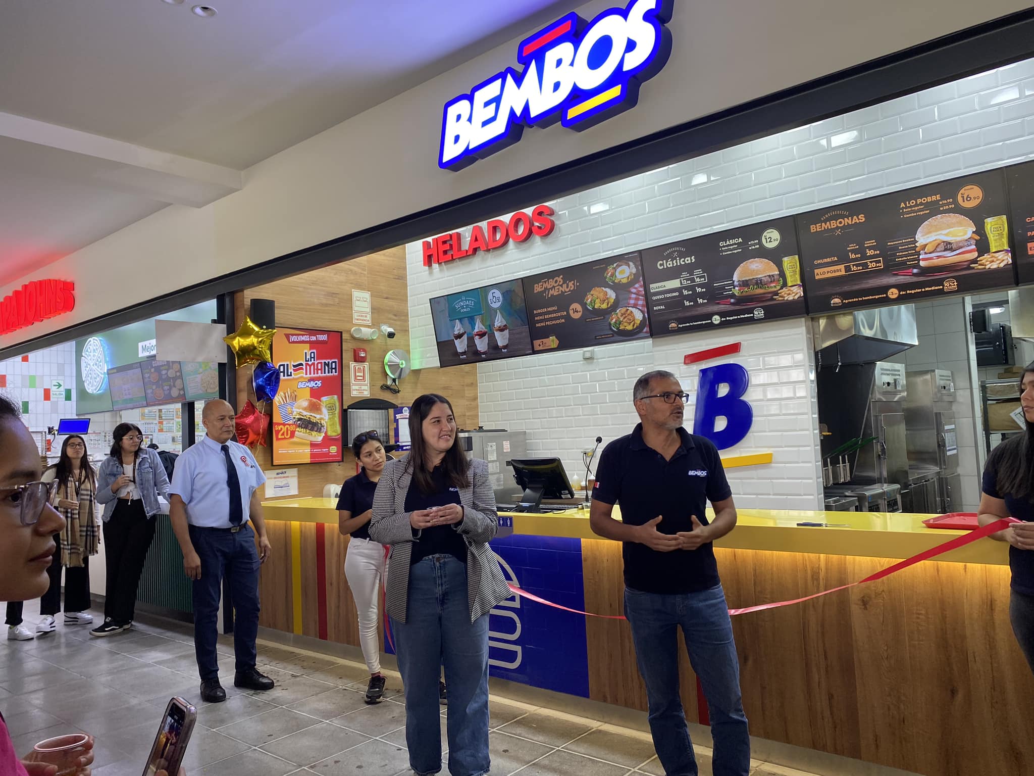 Bembos celebra sus 35 años con la apertura de un nuevo local en Lima
