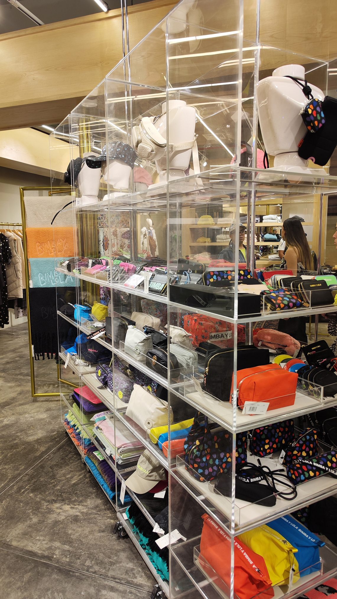 Marca española de moda Bimba y Lola inaugura en Lima su tienda más ...