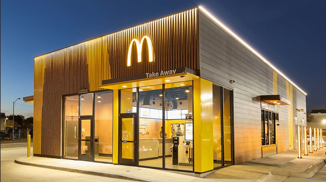 ¿Adiós humanos? McDonald's abre su primer local atendido solo por robots