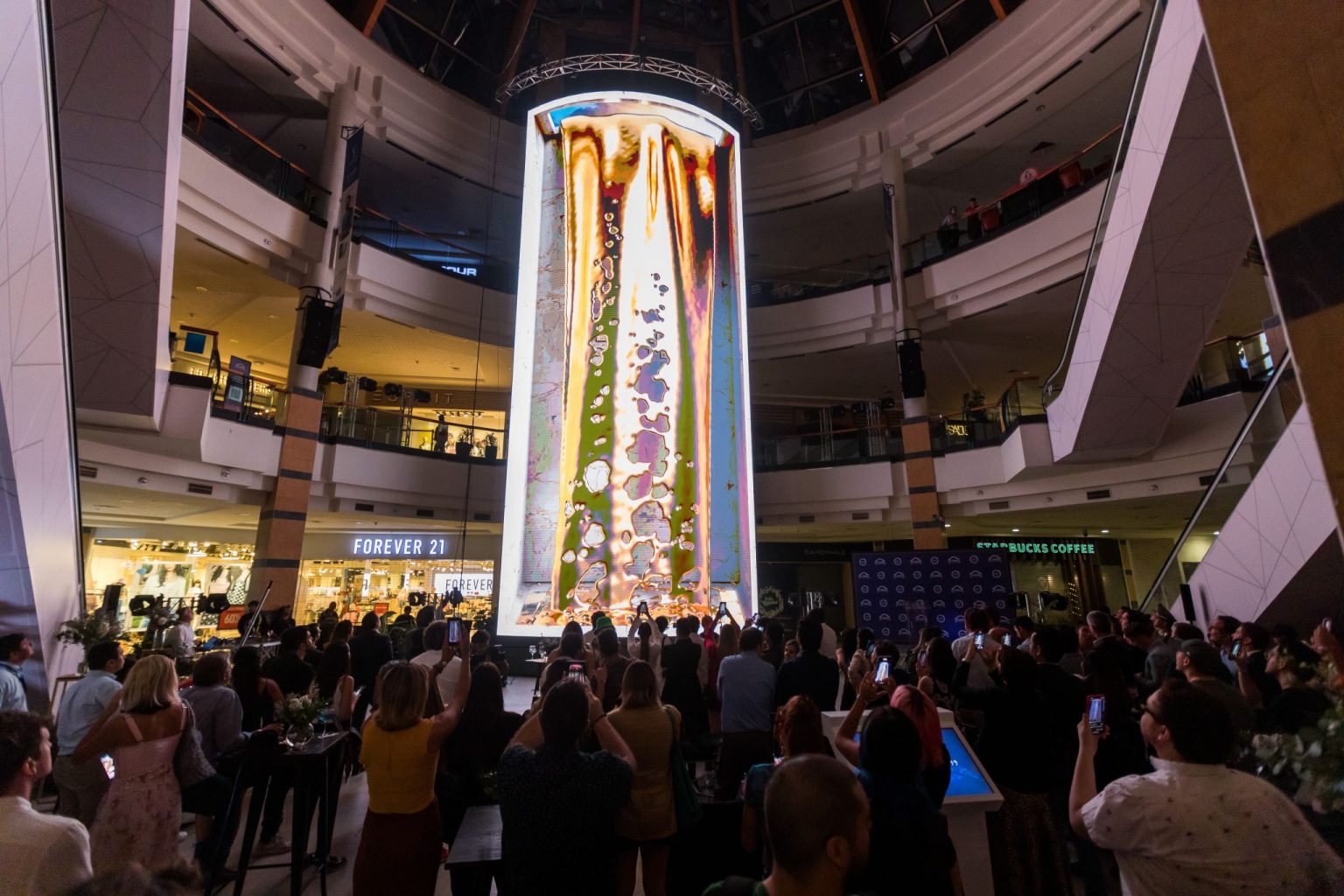 Cencosud, dueño de Wong, sorprende instalando megapantallas de realidad ...