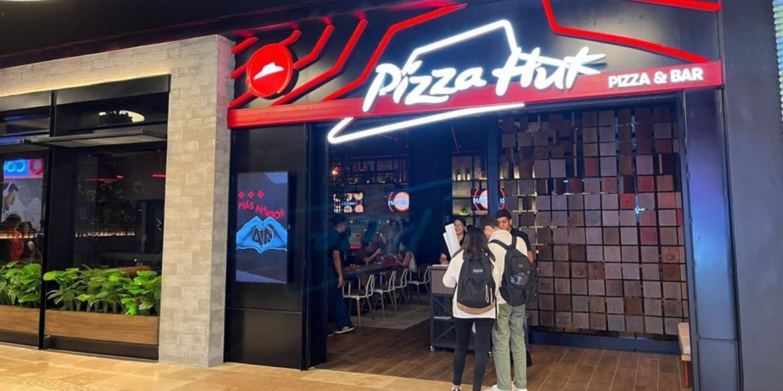 Pizza Hut lanza su nuevo formato de restaurante-bar en conocido centro ...