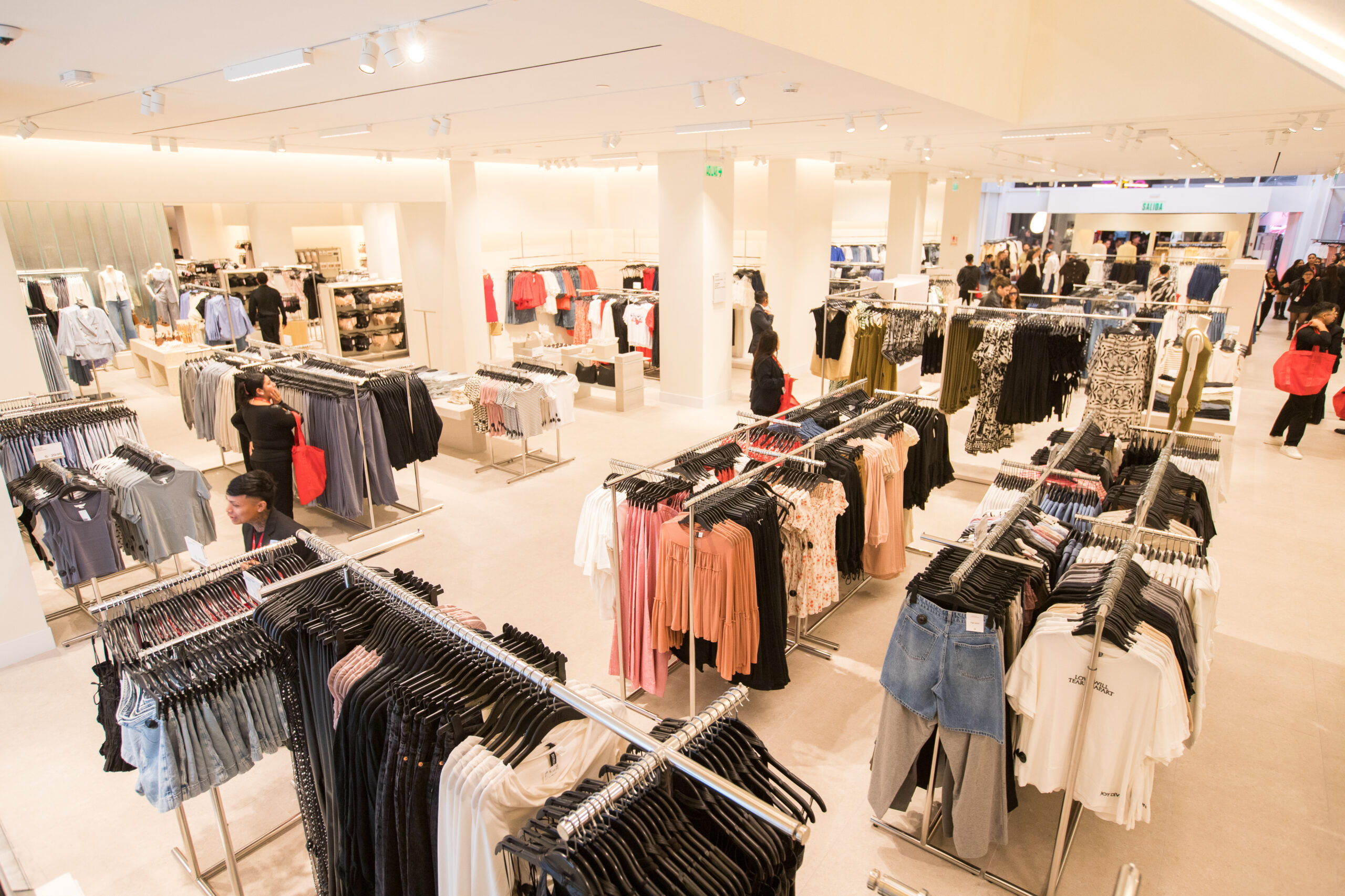 H&M reinaugura su tienda insignia en Lima, la más grande de Sudamérica ...