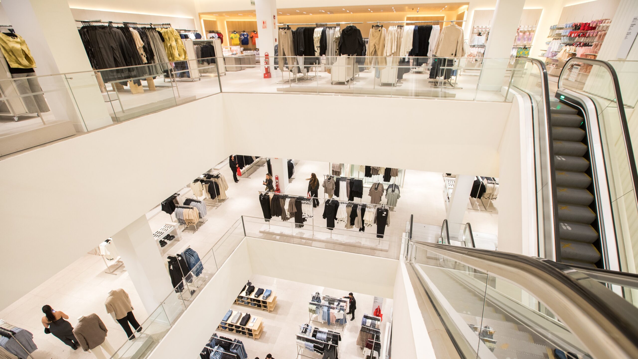 H&M reinaugura su tienda insignia en Lima, la más grande de Sudamérica ...