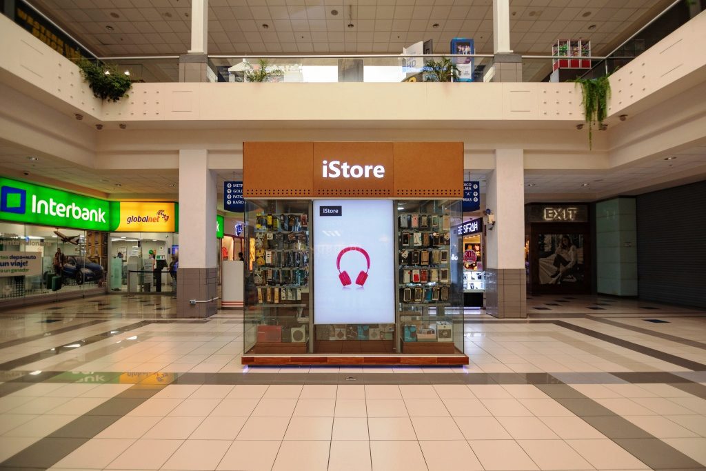 Conoce la tienda IStore hecha con material reciclable y cartón en Perú