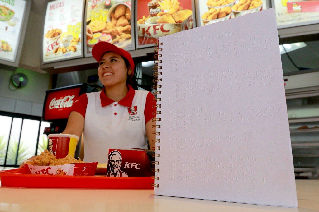 Perú: KFC incorpora cartas en braille en sus 121 locales | Perú Retail
