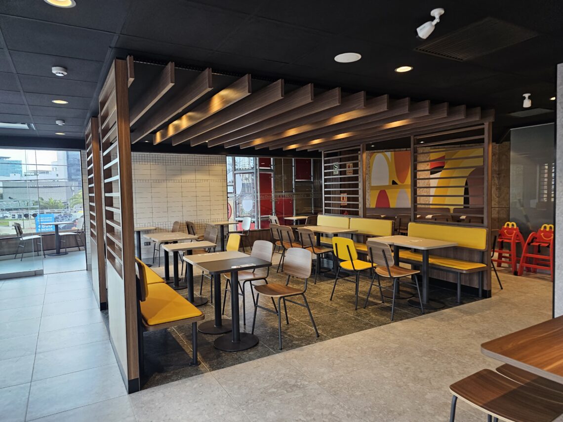 McDonald’s renueva uno de sus locales emblemáticos en Lima con innovadora propuesta digital