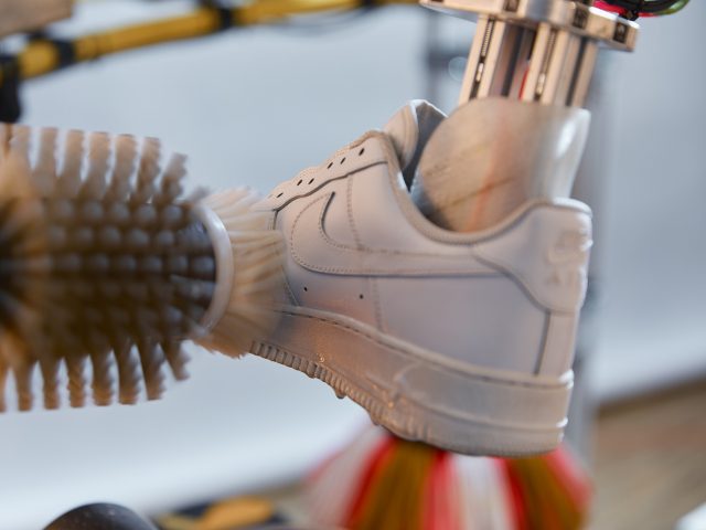Nike presenta a su robot que alarga la vida de las zapatillas
