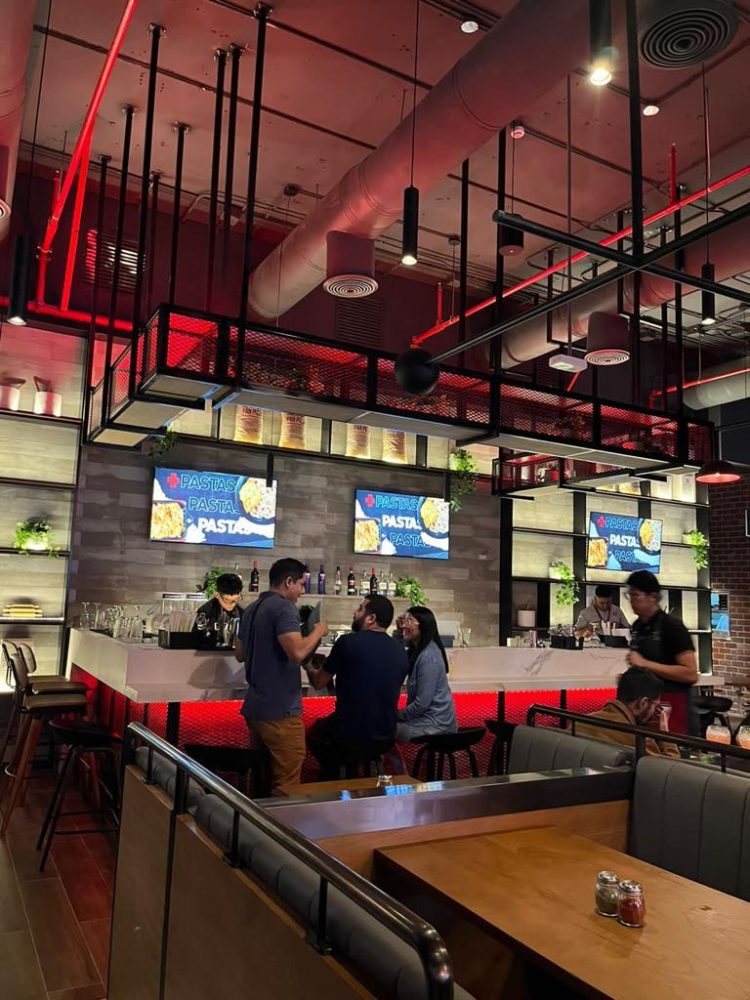 Pizza Hut lanza su nuevo formato de restaurante-bar en conocido centro ...
