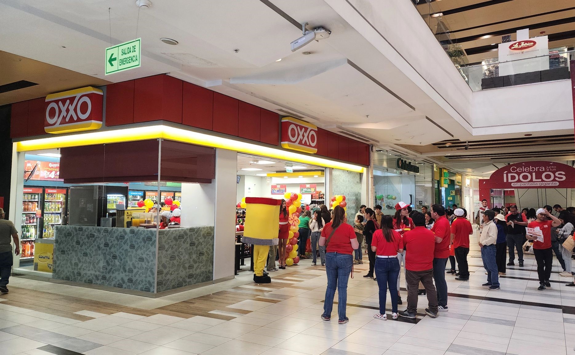 Oxxo inaugura su primera tienda en un centro comercial de Arequipa y ...
