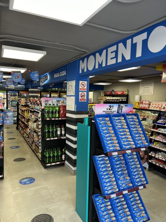 Inauguran la primera tienda Oxxo con temática de Oreo en el Perú ...