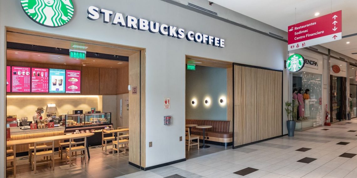 Starbucks inaugura su primer local en uno de los distritos más poblados ...