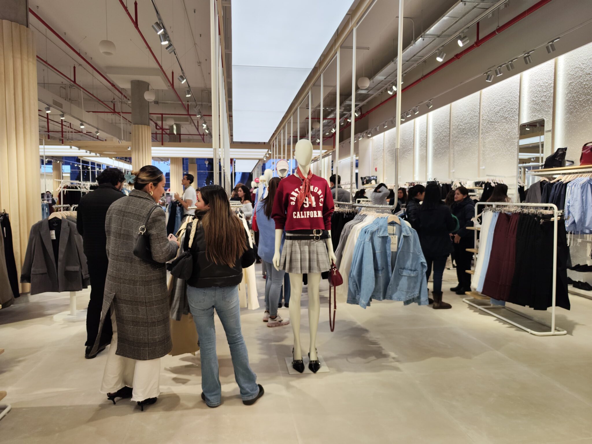Stradivarius, de la española Inditex, inaugura su primera tienda en el ...