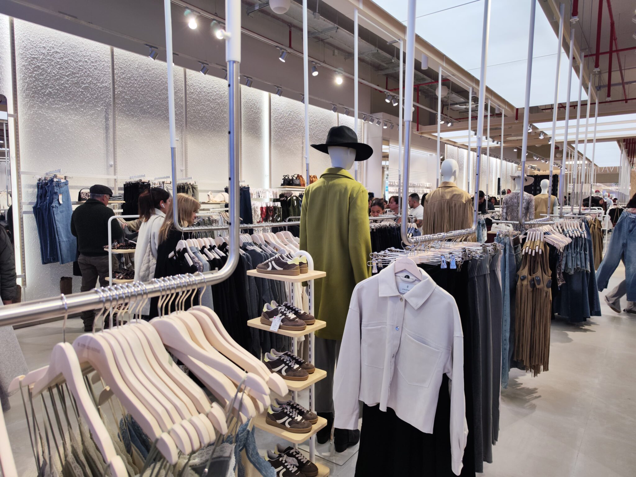 Stradivarius, de la española Inditex, inaugura su primera tienda en el ...