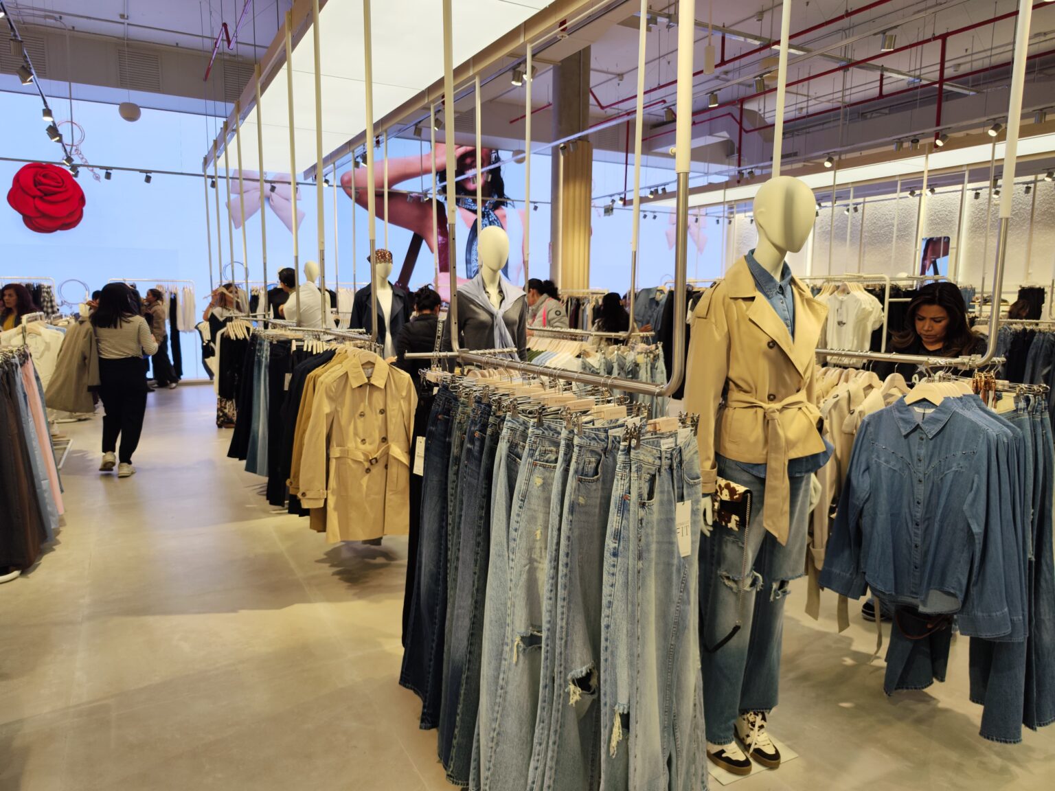 Stradivarius, de la española Inditex, inaugura su primera tienda en el ...