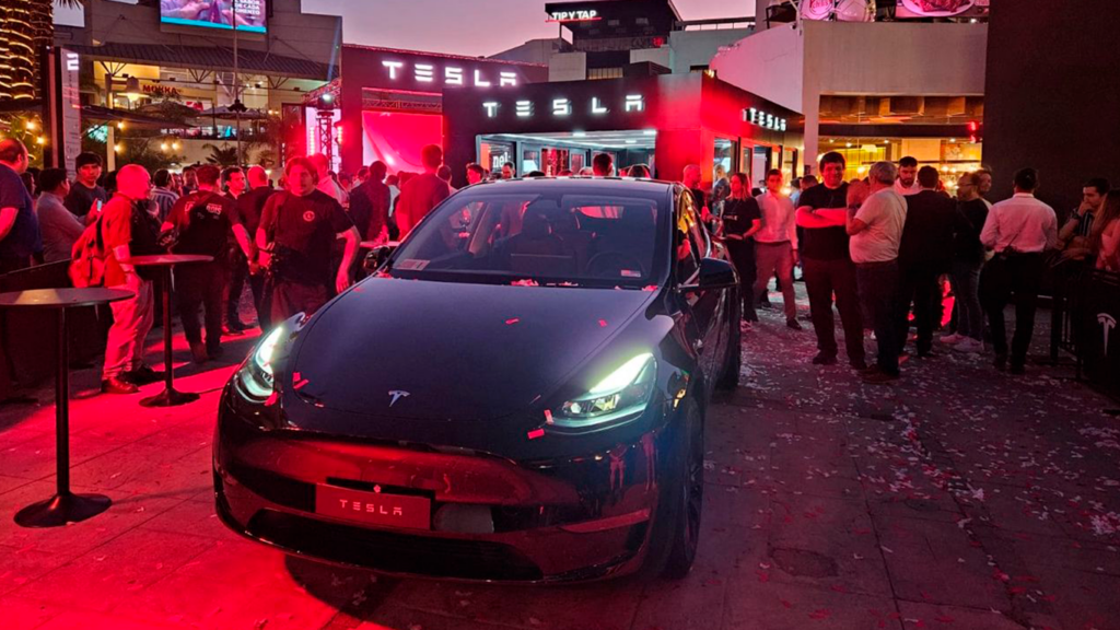 Tesla inauguró su primera tienda en Chile: Estos son los precios y ...