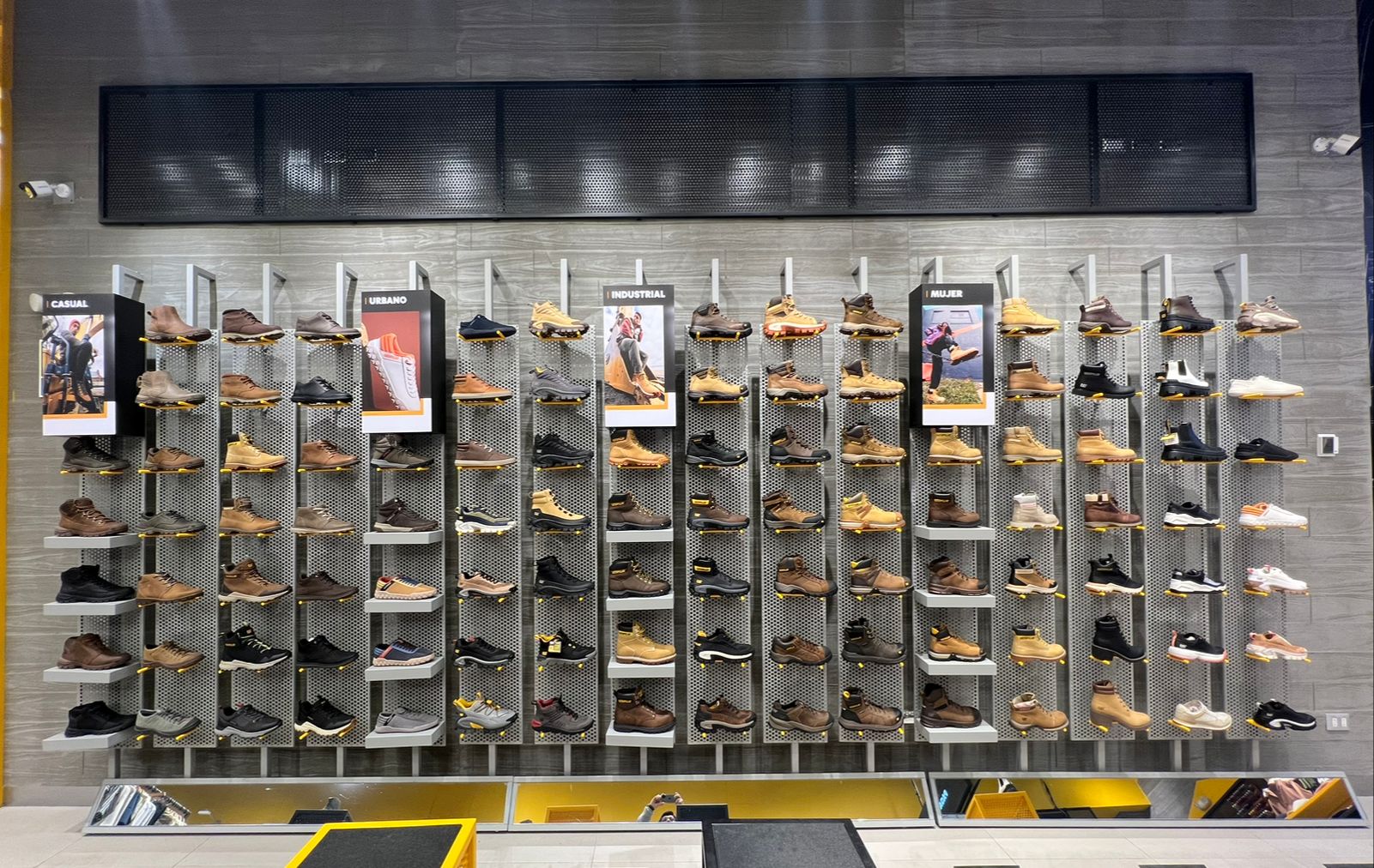 CAT inaugura su tienda más grande del Perú en un destacado centro ...