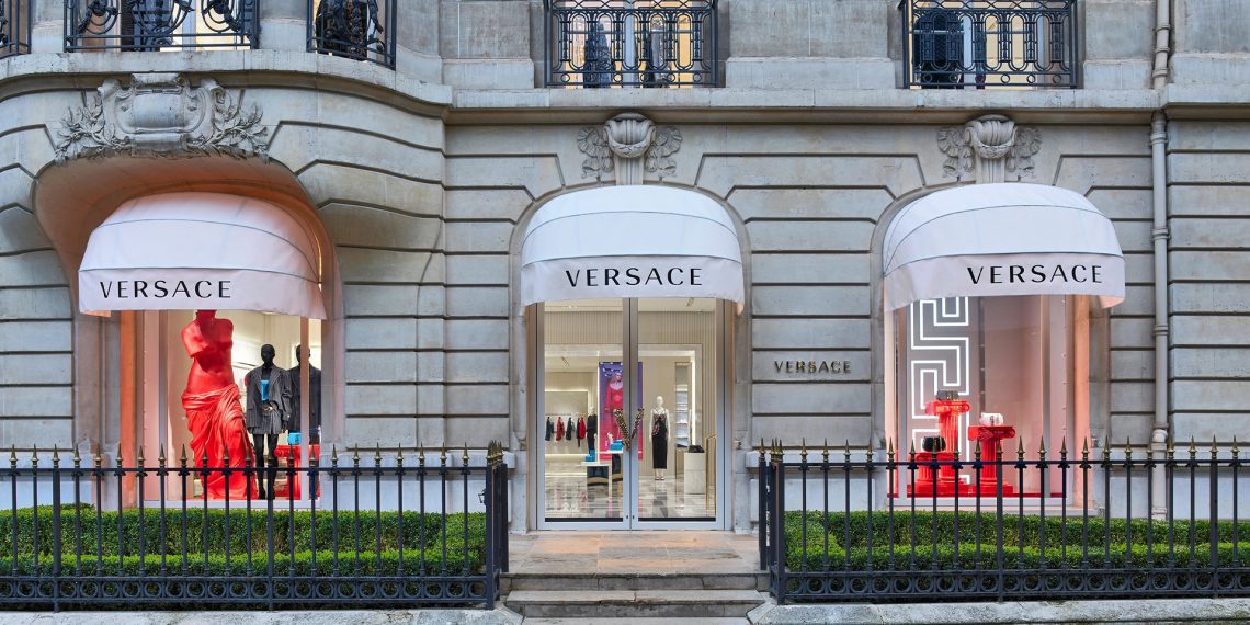 Versace sorprende con un moderno concepto de tienda revitalizada