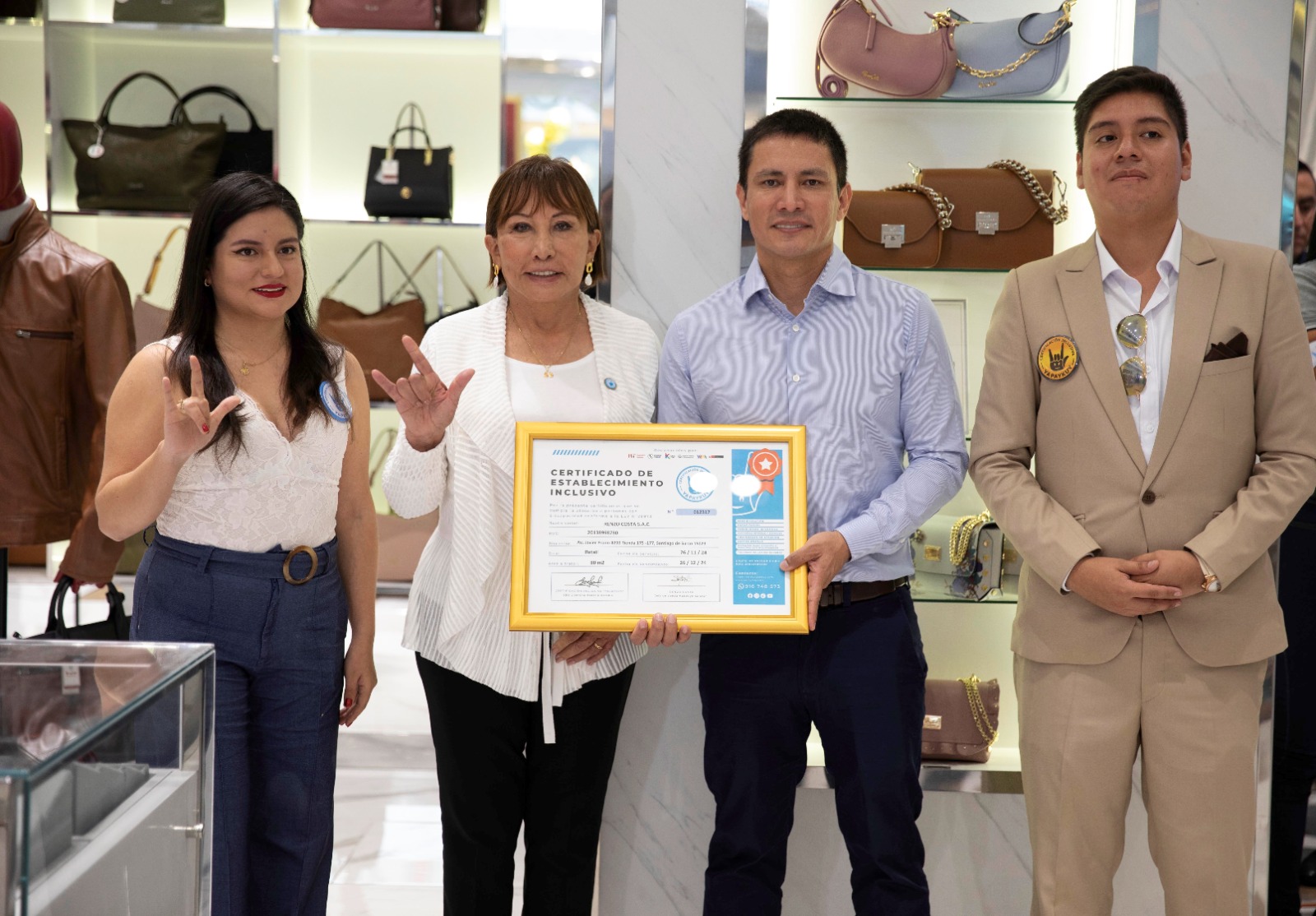 Renzo Costa inaugura su primera tienda inclusiva en conocido centro comercial de Lima