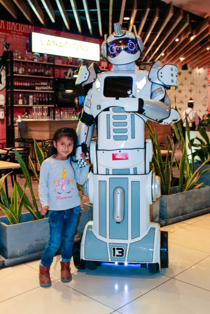Mall Aventura: Willi, el robot que orientando a los clientes