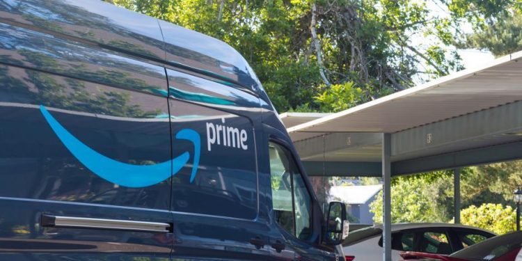 Ante la escasez de personal, Amazon está reclutando conductores