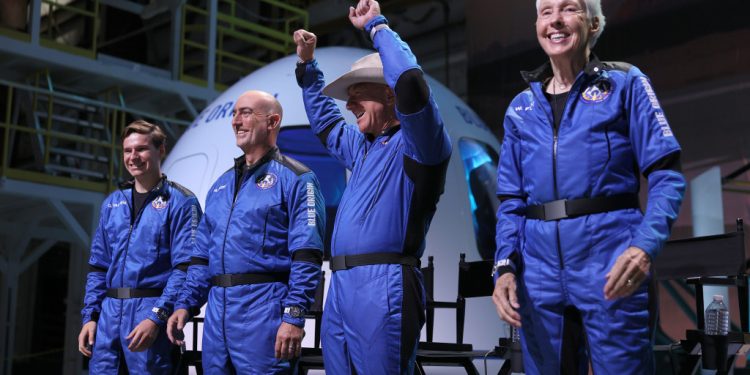 Fundador de Amazon hace historia al abrir las puertas del turismo espacial