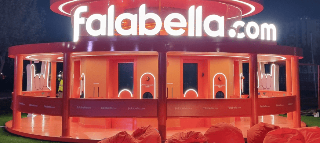 Con una gran máquina que regala productos: Falabella.com sorprende a fanáticos en festival ...