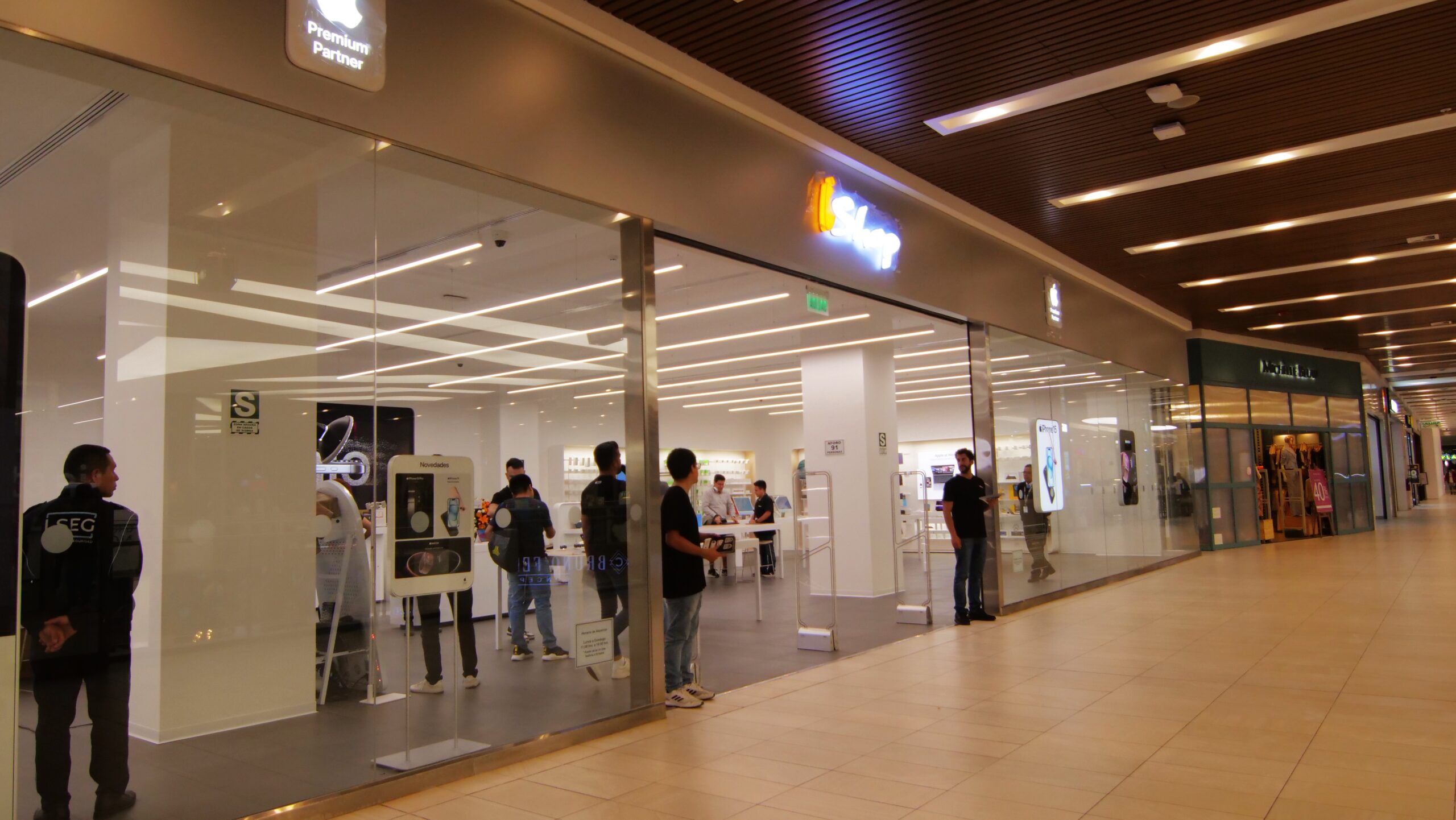 iShop inaugura su tienda más grande del Perú en concurrido centro comercial de Lima