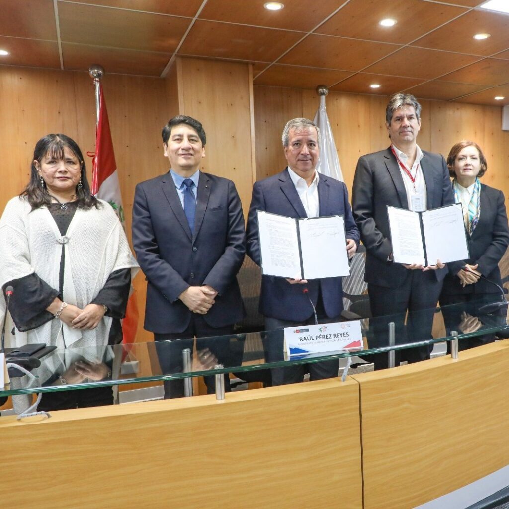 Instalación de puentes modulares de acceso al nuevo aeropuerto Jorge ...