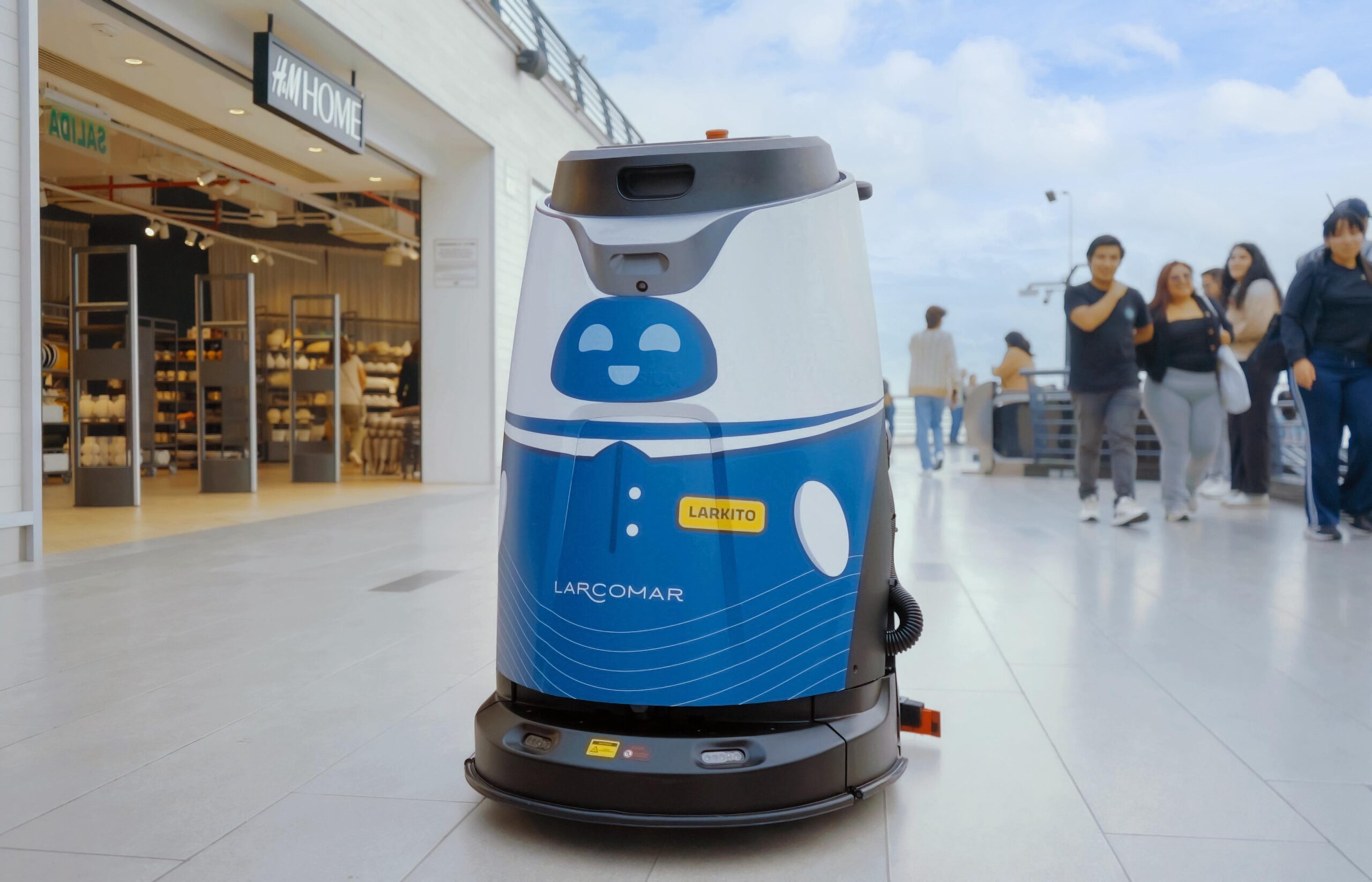 Larcomar innova con el primer robot inteligente de limpieza en un mall ...