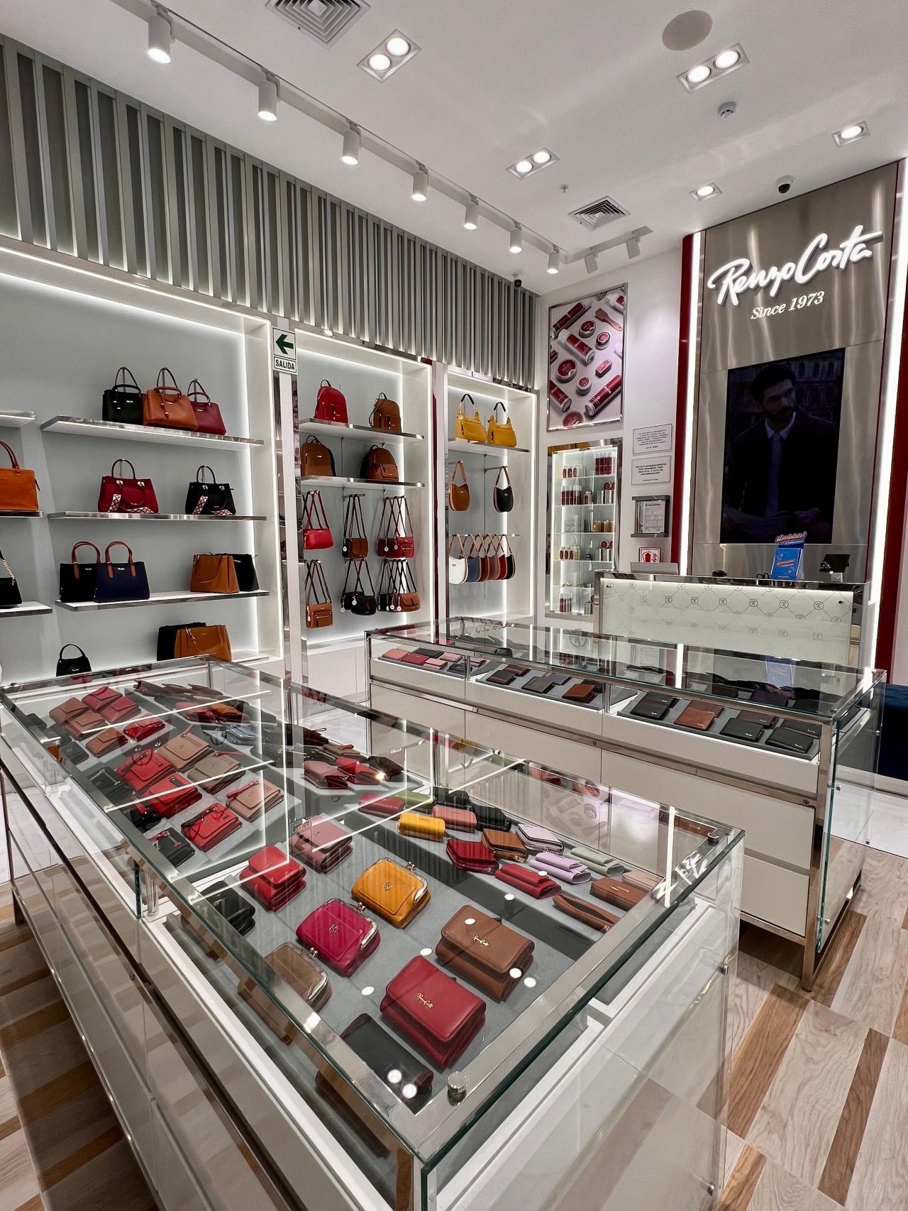 Renzo Costa inaugura nueva tienda en la Selva y suma 62 locales a nivel ...