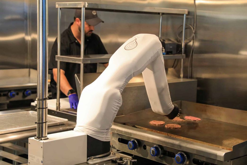 Restaurante de comida rápida contrata a robot que cocina hamburguesas y ...
