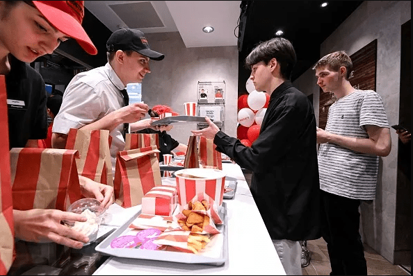 Adiós KFC... hola Rostic's: Rusia reemplaza a cadena de pollo frito por ...