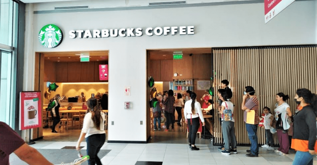 Starbucks inaugura su primer local en uno de los distritos más poblados ...
